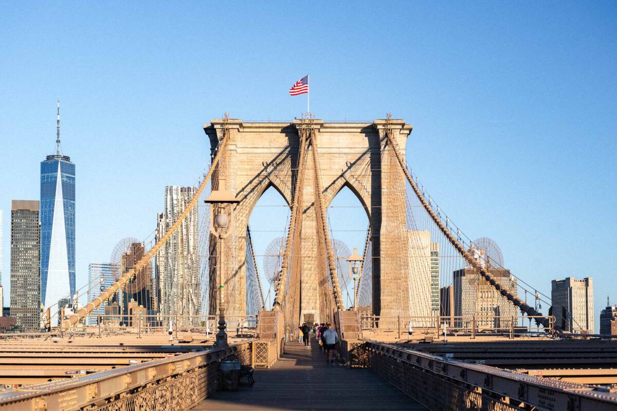 How to Walk Across the Brooklyn Bridge (Tips from a Local!)